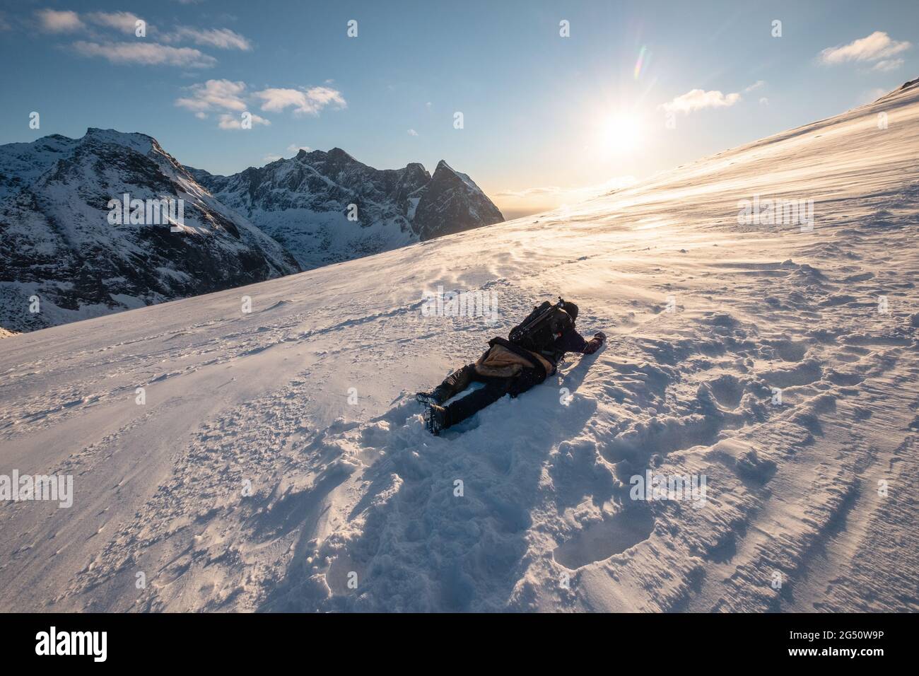 Homme alpiniste grimpant et rampant sur le sommet de la montagne de ...