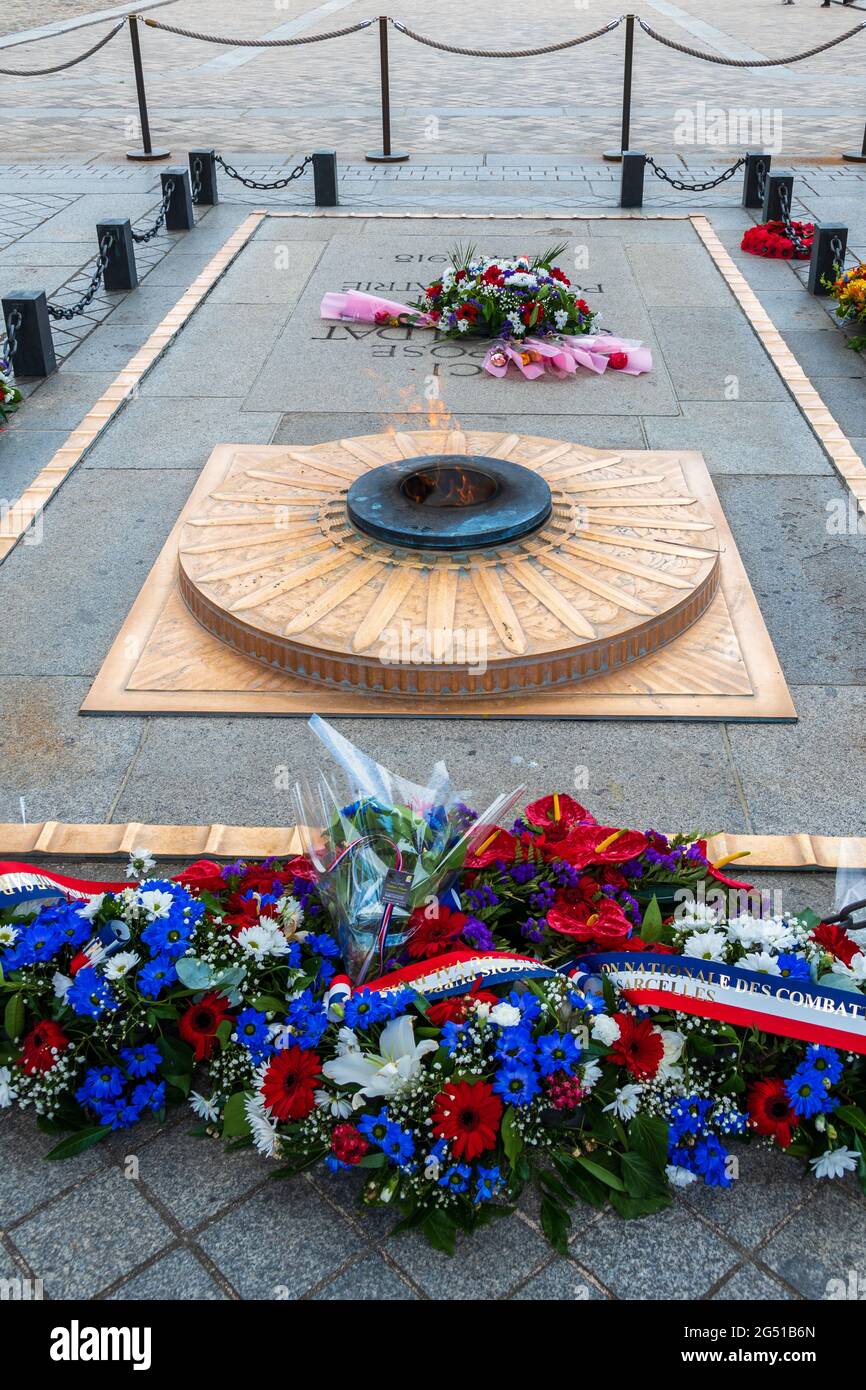 Tombe du soldat inconnu et de la flamme éternelle sous l'Arc de ...