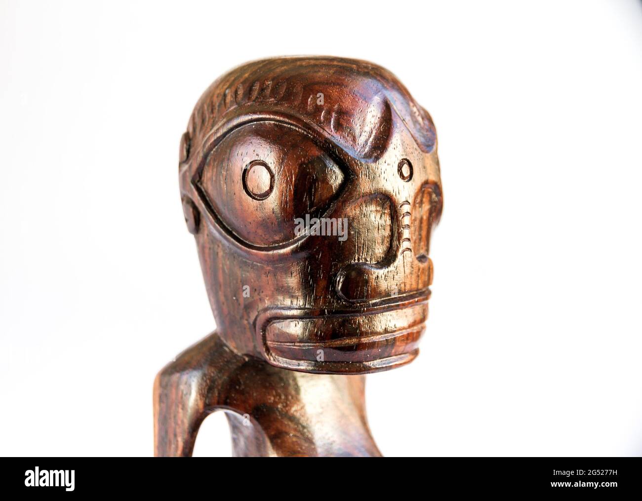 Tiki polynésien traditionnel en bois des îles Marquises. Isolé sur fond ...