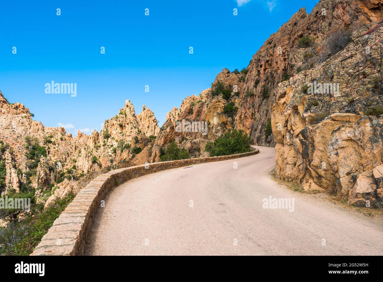 La route D81 à travers les formations rocheuses spectaculaires des ...
