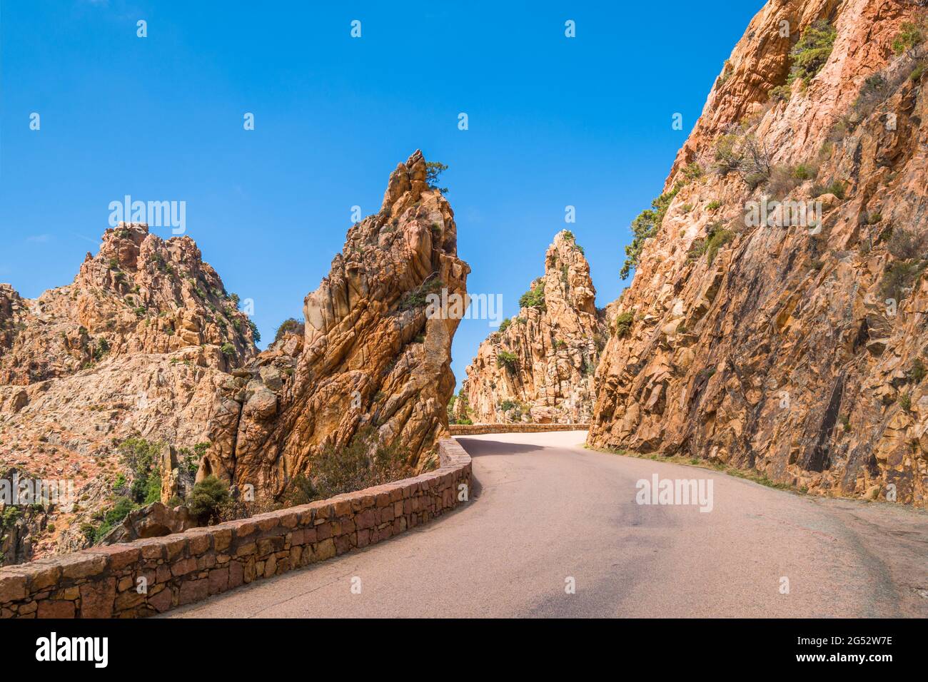 La route D81 à travers les formations rocheuses spectaculaires des ...