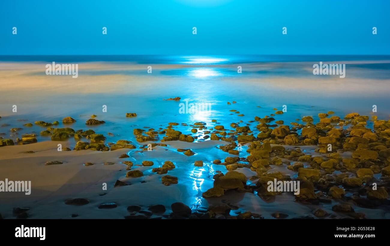 Reflets de la lune sur l'eau Banque de photographies et d’images à haute résolution - Alamy