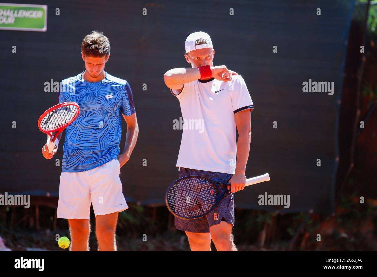 Vit kopriva tennis Banque de photographies et d’images à haute ...