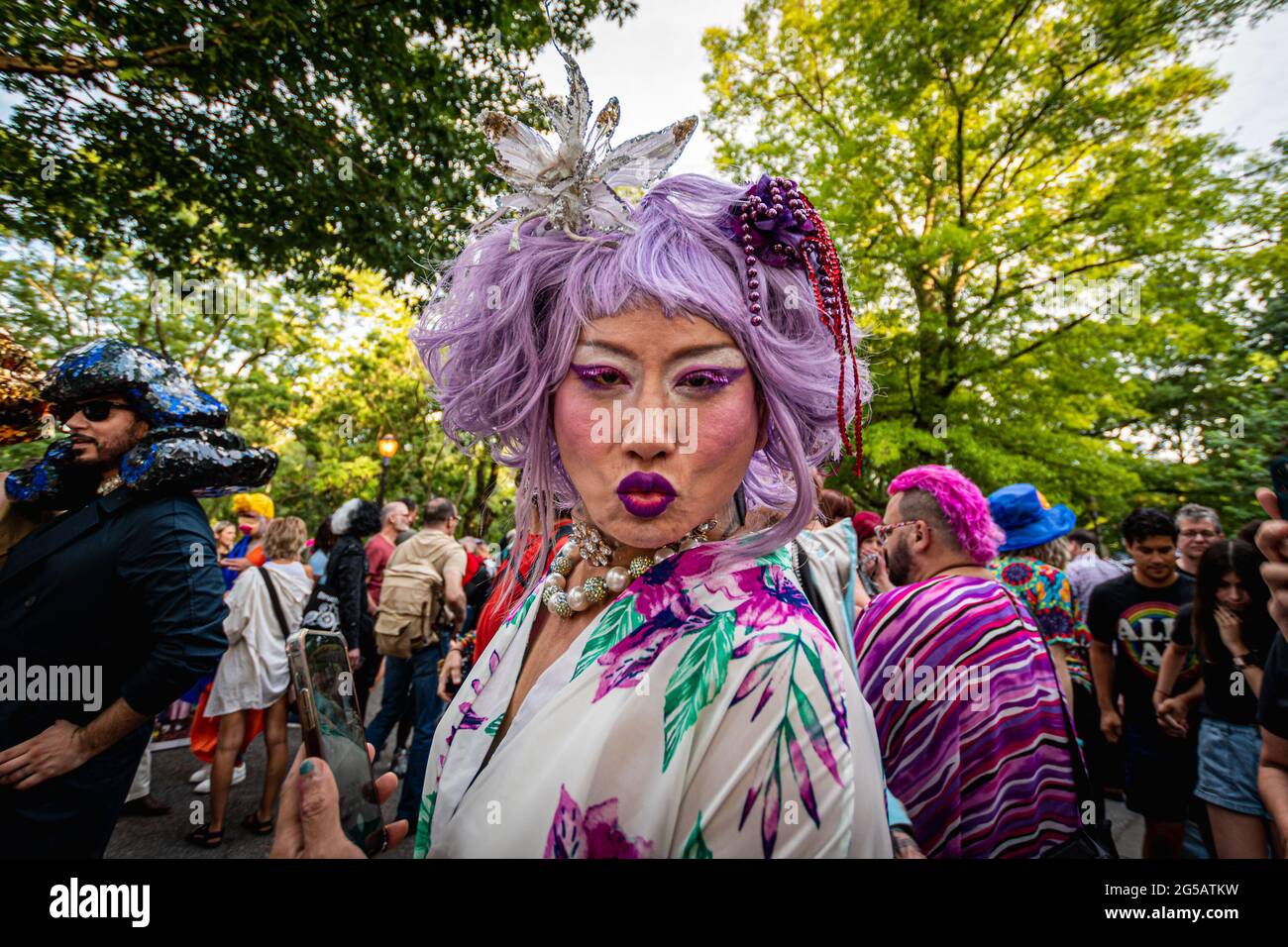 Des centaines de Drag Queens et Kings ont rempli les rues pour la 27e ...