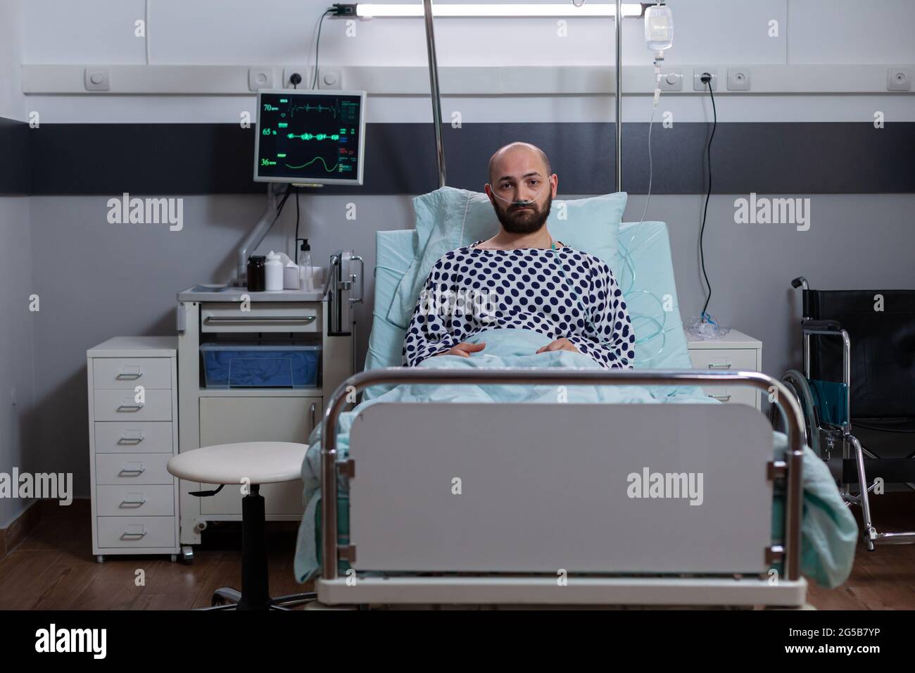 Potrait de l'homme malade déprimé couché dans le lit en attendant un ...