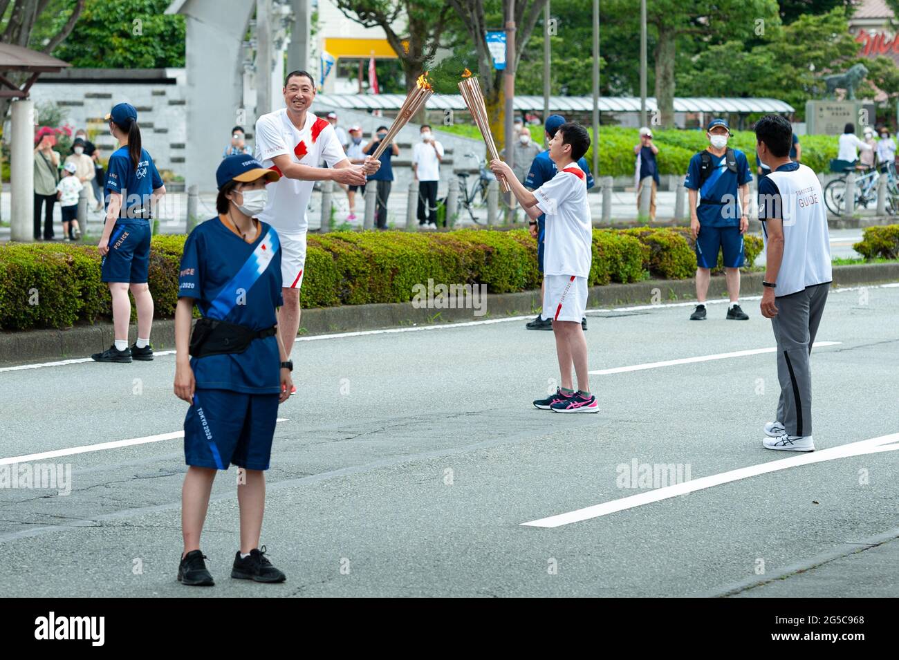 Fuji City, Shizuoka-Ken, Japon - 24 juin 2021 : Relais de la flamme olympique de Tokyo 2020 à ...