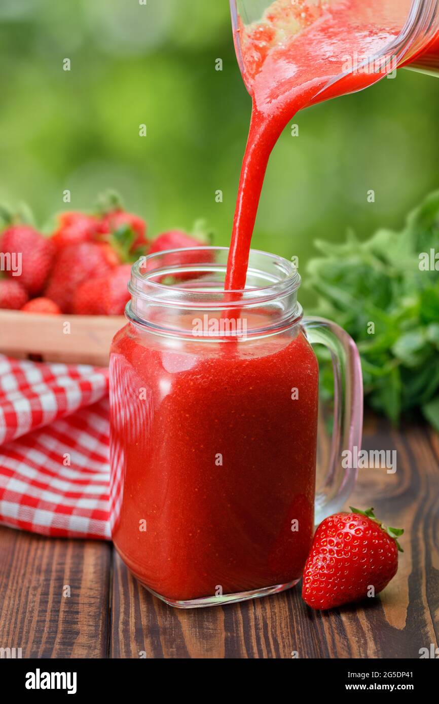 Jus de fraise Banque de photographies et d’images à haute résolution ...