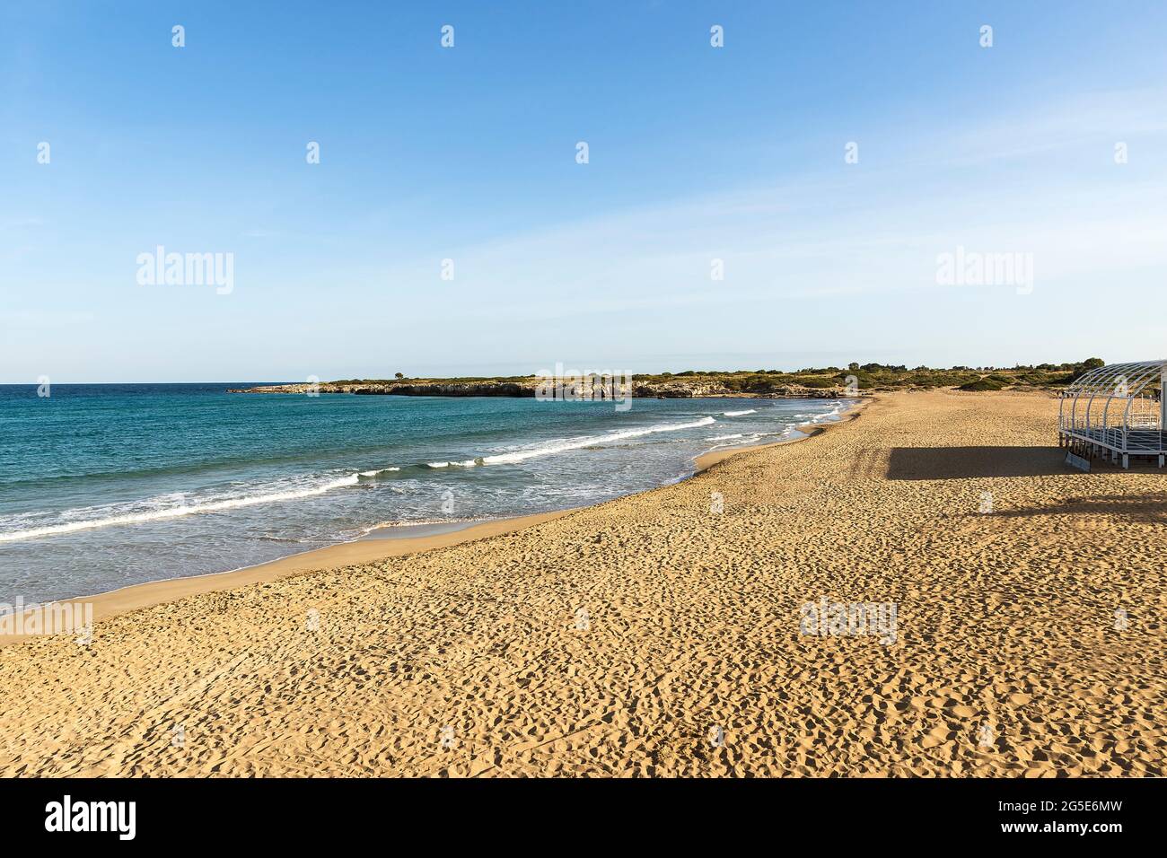 Splendide plage d'Arenella (Spiaggia di Arenella) à Syracuse, Sicile ...