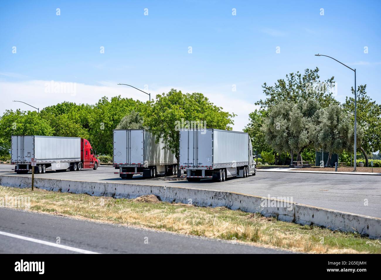 Groupe de gros semi-remorques semi-remorques tracteurs transportant des ...