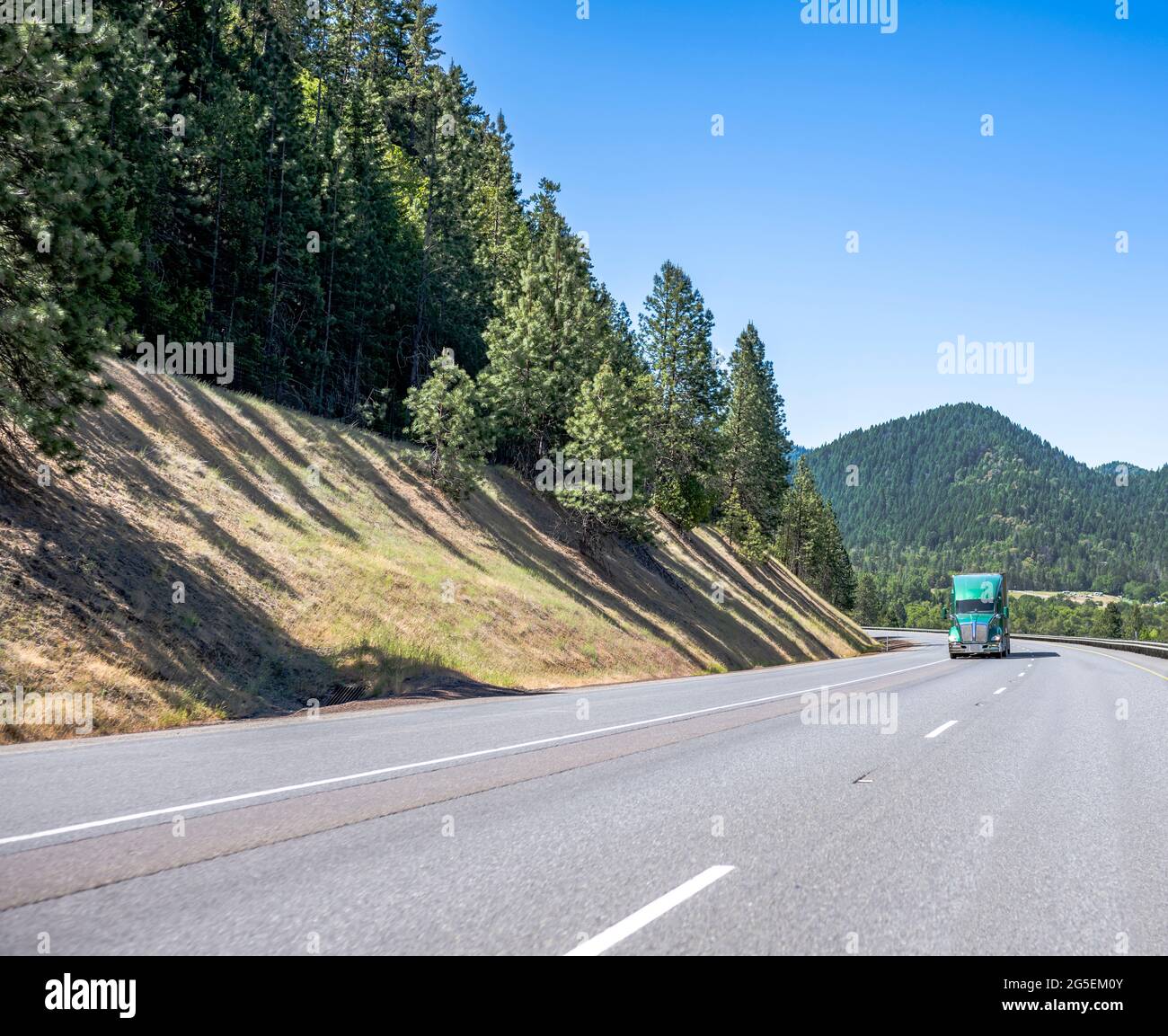 Capot vert classique puissant tracteur semi-remorque industriel long ...