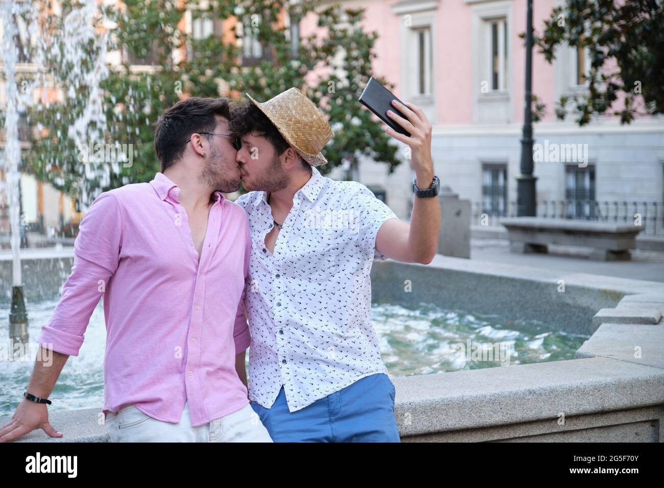 Gay kissing love Banque de photographies et d’images à haute résolution - Alamy