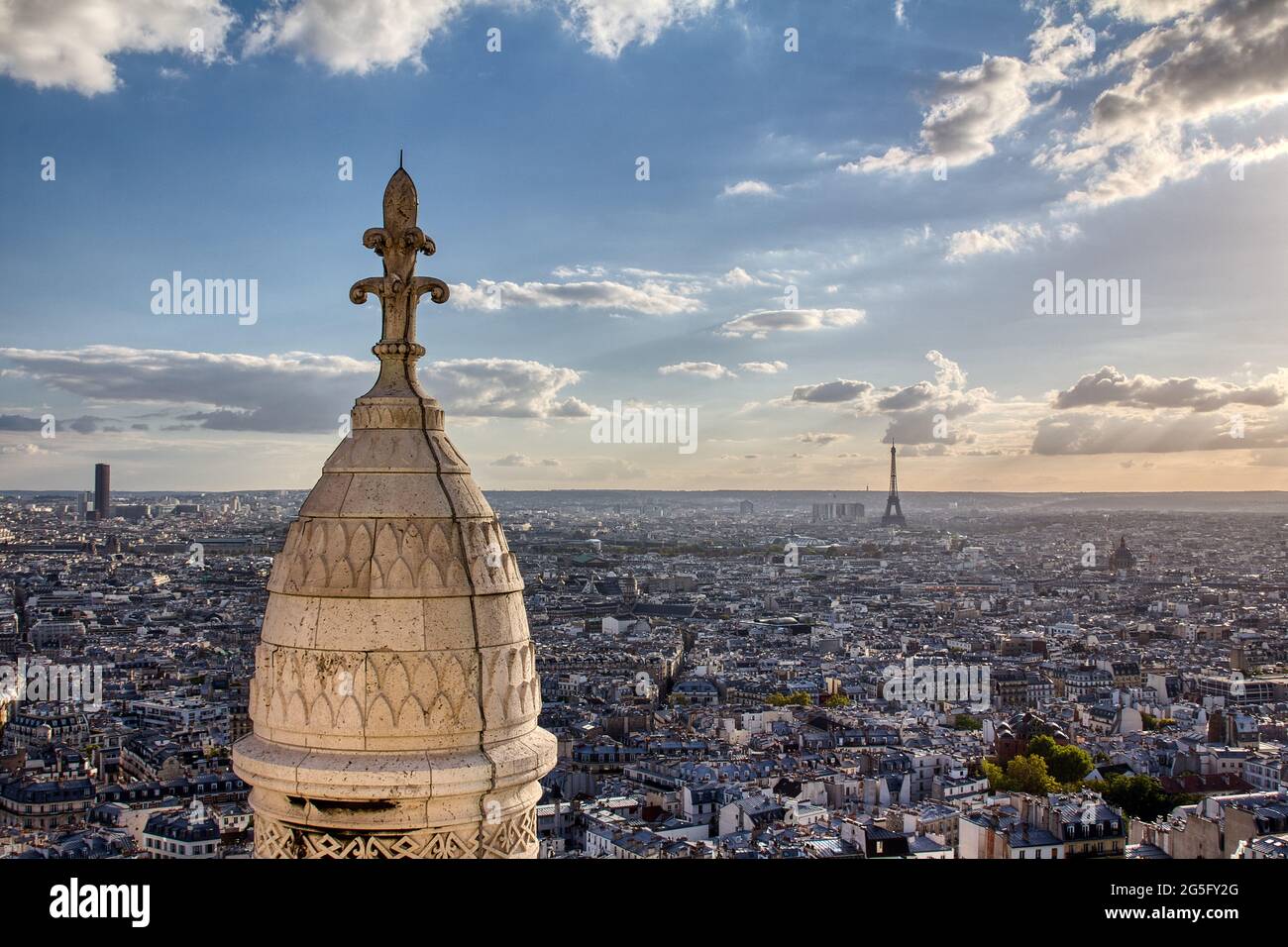 Vue panoramique sur la ville de Paris et la Tour Eiffel depuis la basilique du Sacré-Cœur à ...