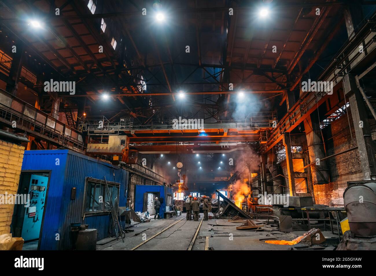 Production d'acier à l'usine métallurgique, grand atelier avec grues à ...