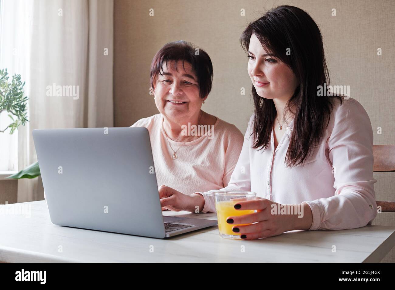Surfer sur internet Banque de photographies et d’images à haute ...