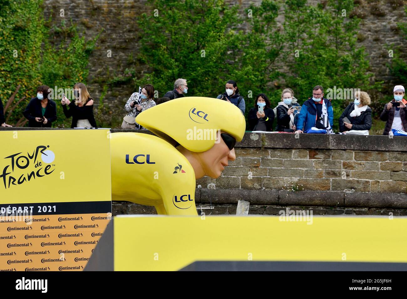 Tour de France la caravane publicitaire au début du 108e Tour de France ...
