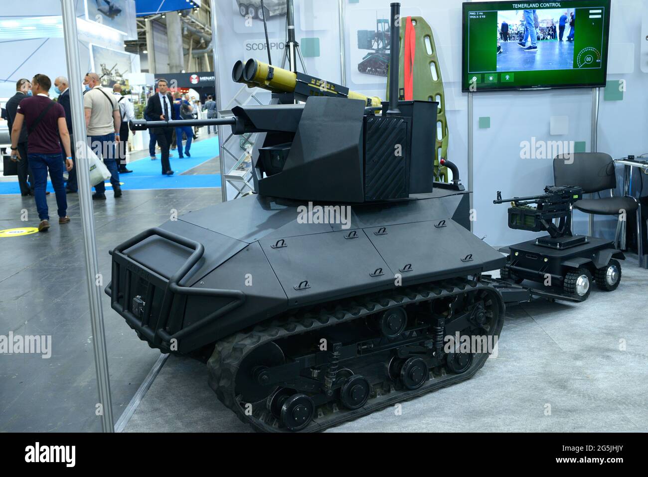 Robot de combat militaire présenté sur le stand Photo Stock - Alamy