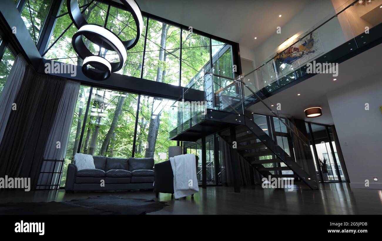 Grand salon spacieux de domaine luxueux avec éléments en bois ...