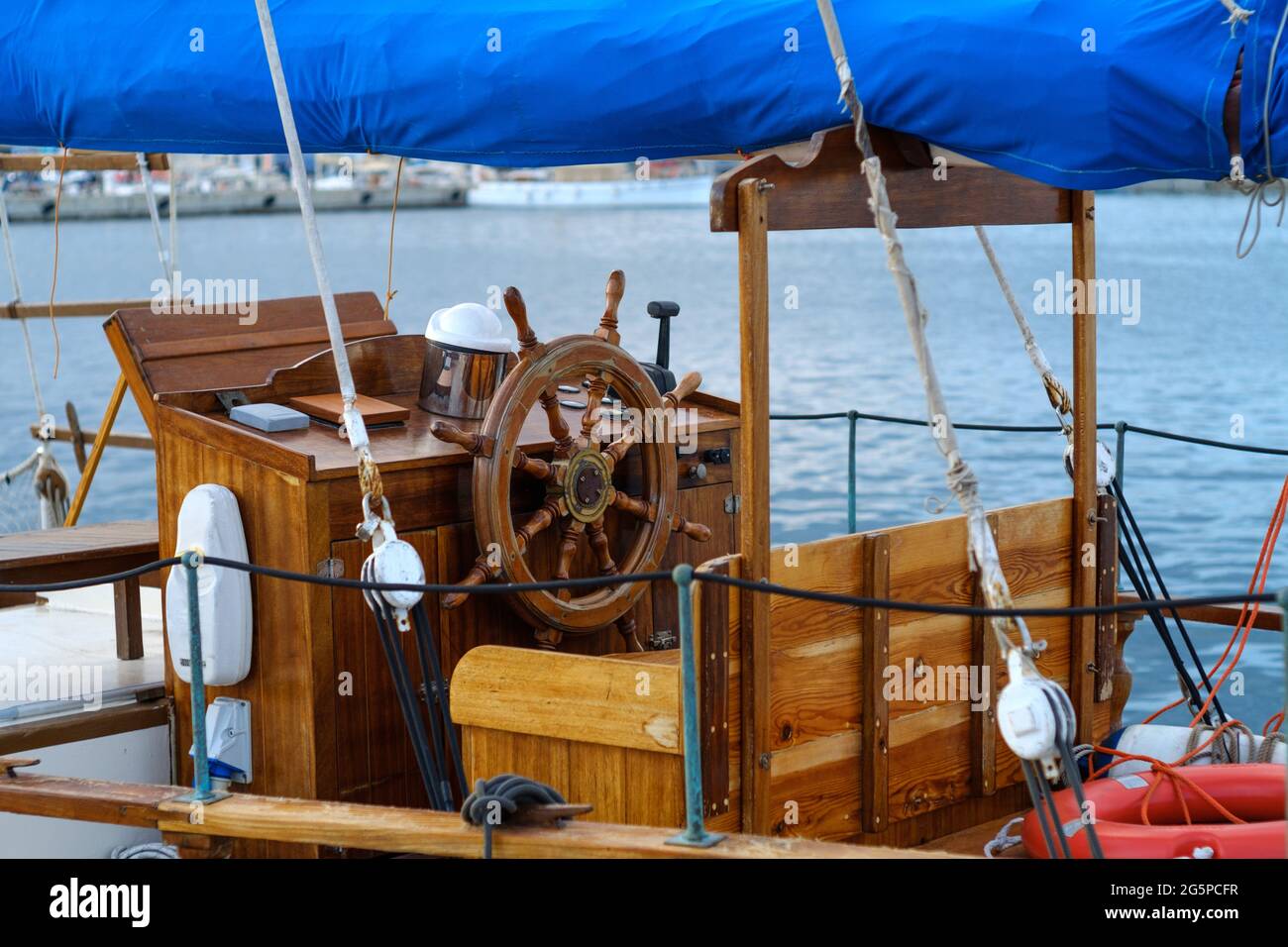 Vieux gouvernail de bateau en bois Banque de photographies et d’images à haute résolution - Alamy