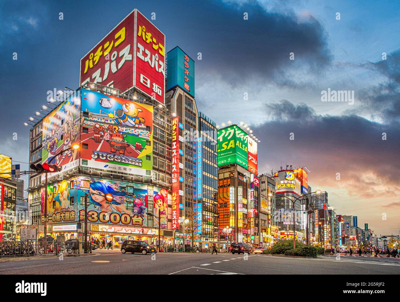 Shinjuku avenue Banque de photographies et d’images à haute résolution ...