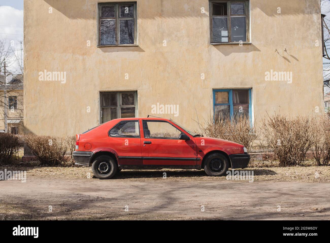 Renault rouge Banque de photographies et d’images à haute résolution ...