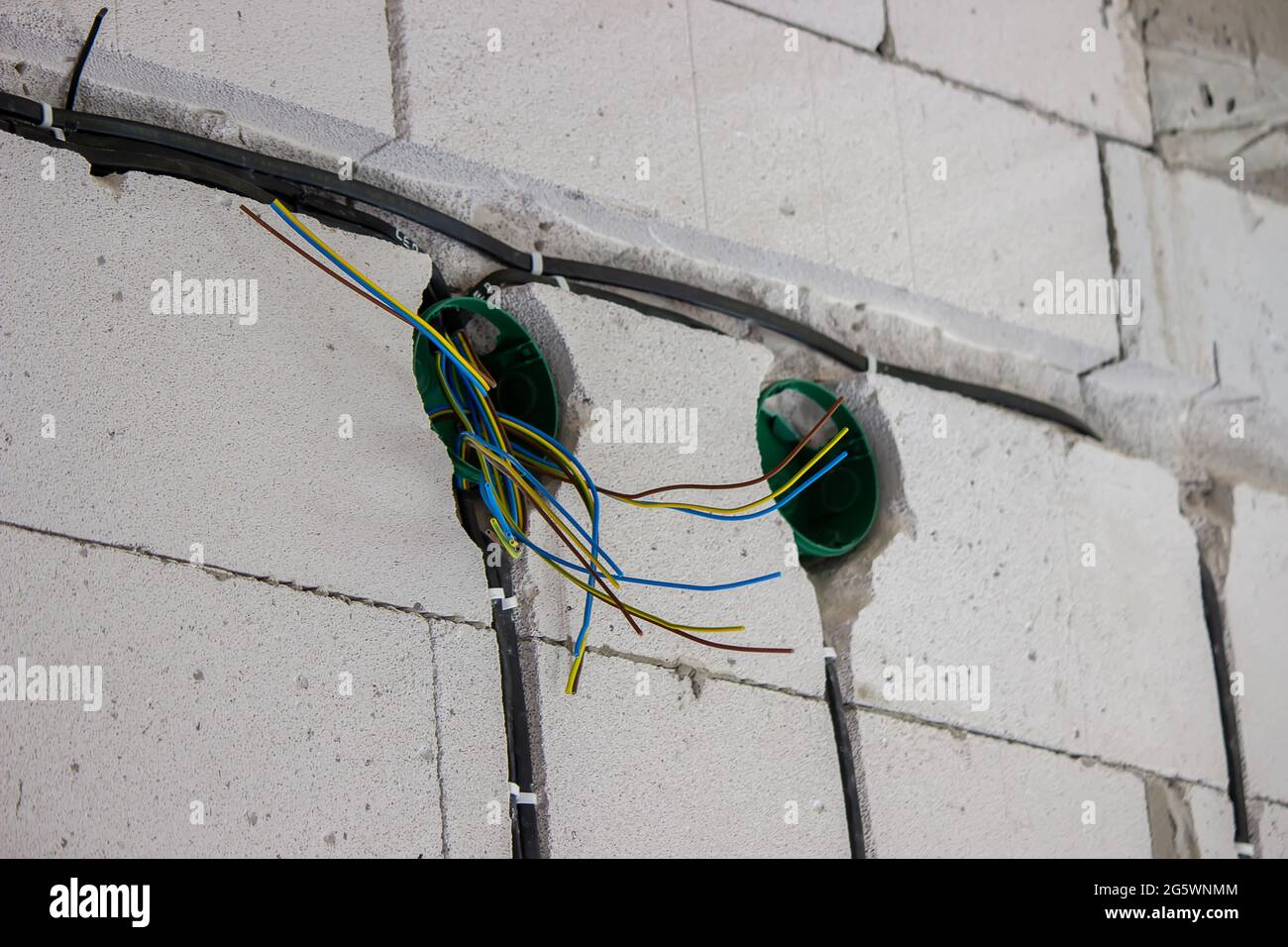 Câblage électrique dans la maison. Pose des câbles électriques. Mise au ...