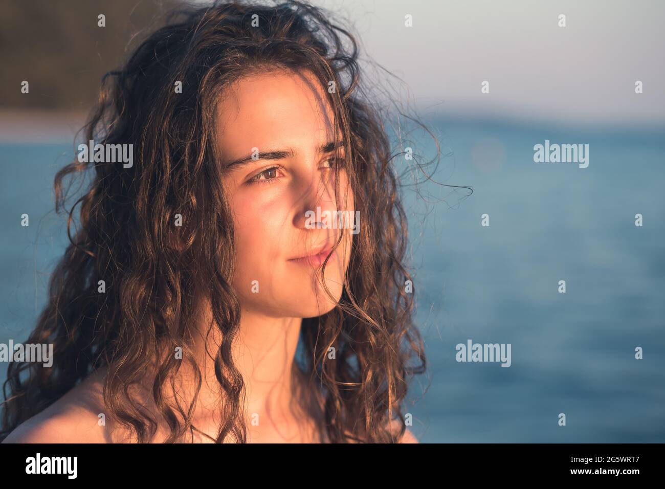 Belle Jeune Fille Cheveux Bouclés Banque De Photographies Et Dimages à