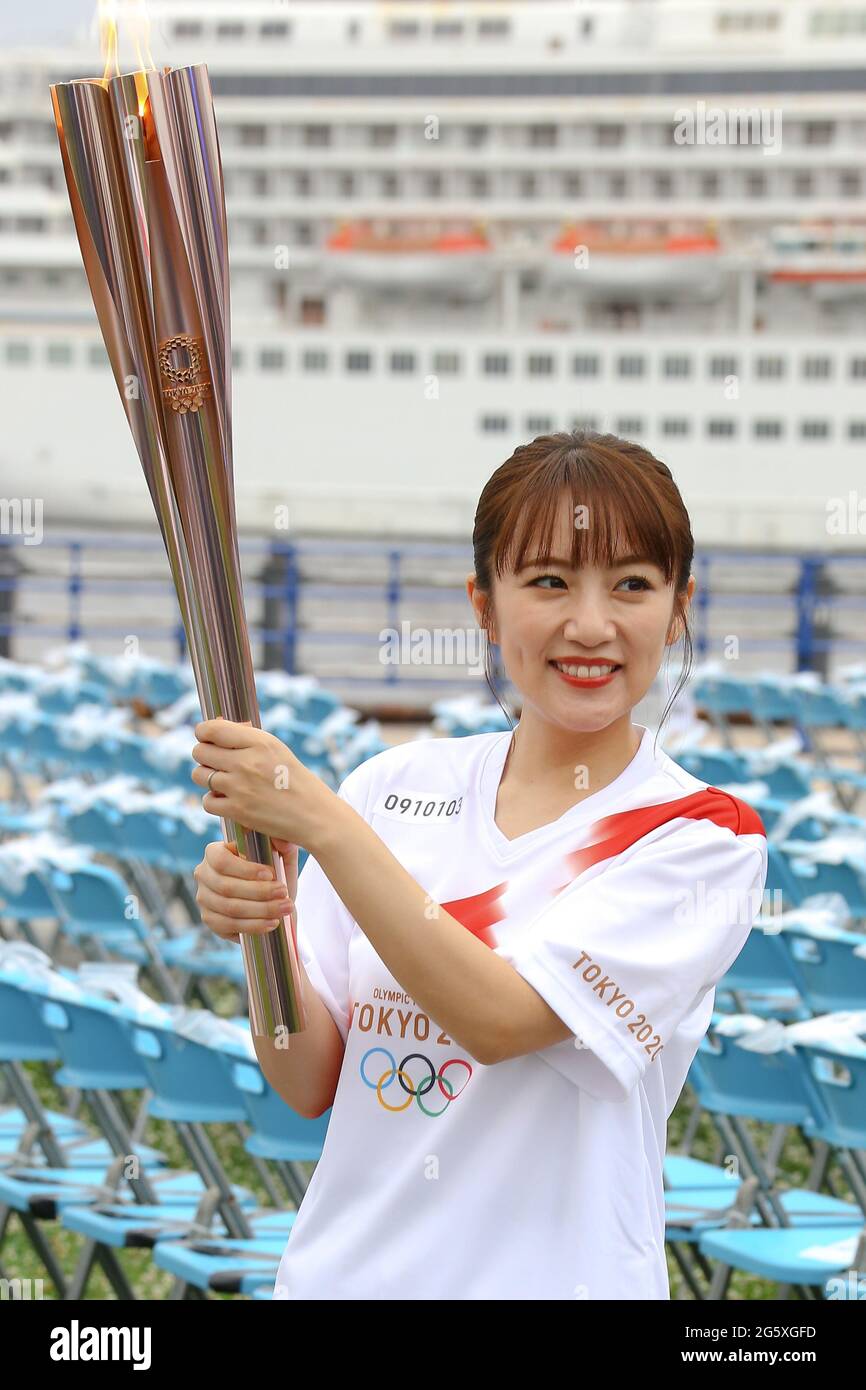 Torchelor, chanteur japonais Minami Takahashi au relais de la flamme olympique de Tokyo 2020 qui ...