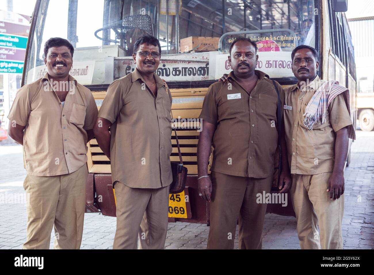 Uniformes des conducteurs de bus Banque de photographies et d’images à ...