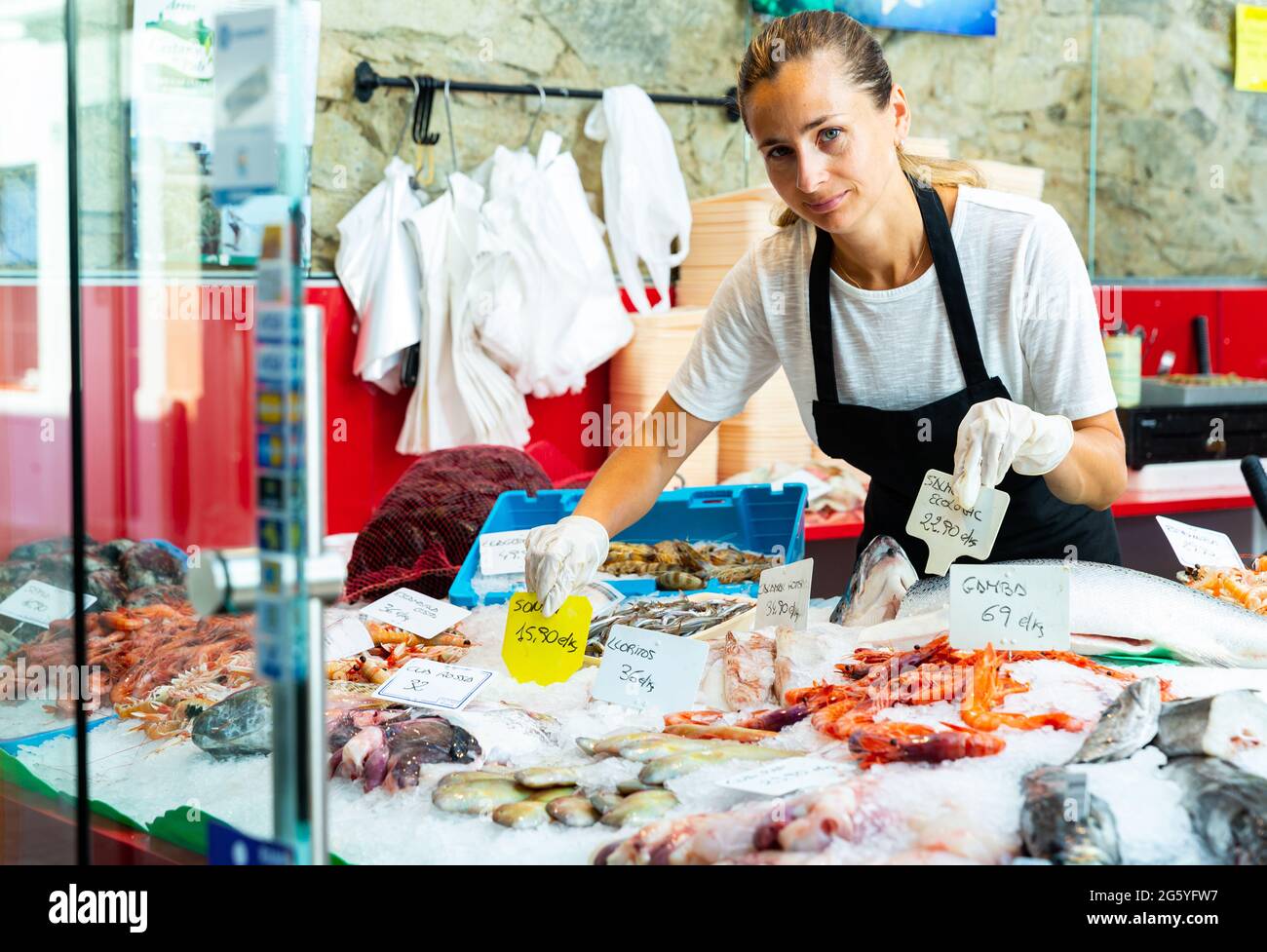 Vendeuse de poisson poissonnier Banque de photographies et d’images à ...