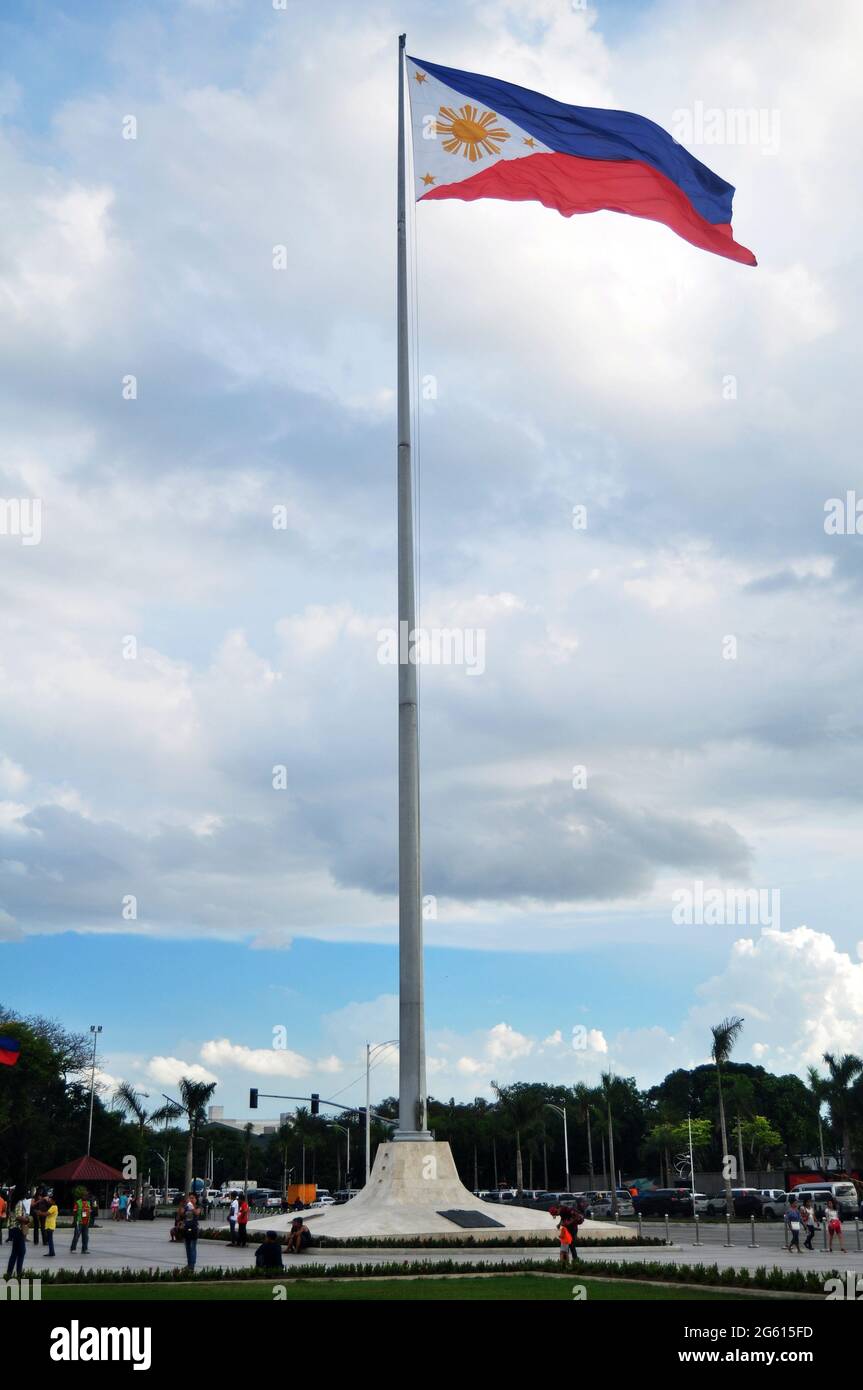 Drapeau de la nation philippine ou philippine sur poteau d'acier à l ...