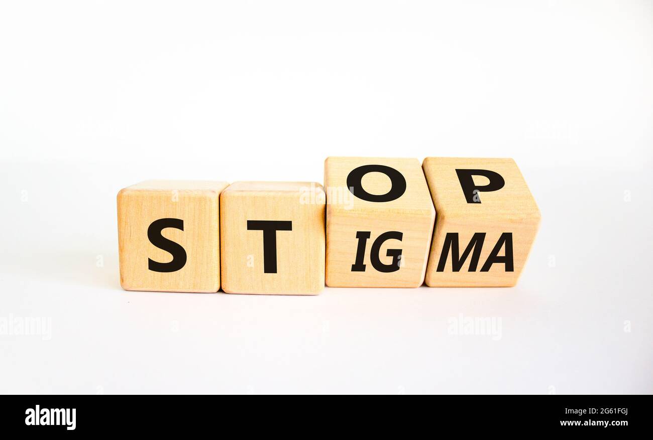 Symbole d'arrêt de la stigmatisation. Les cubes en bois tournés avec ...
