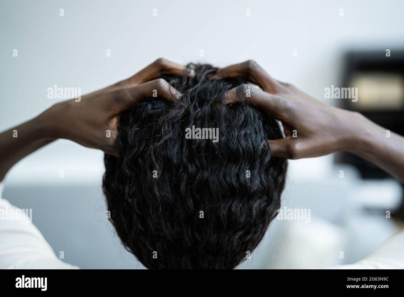 Jeune femme se gratter sa tête cuir chevelu qui démange Photo Stock - Alamy