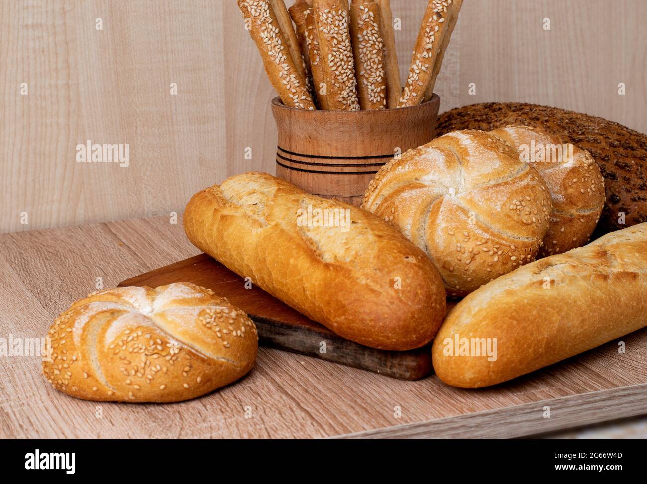 Сrisp pain avec petits pains. Baguettes françaises. Pain croustillant ...