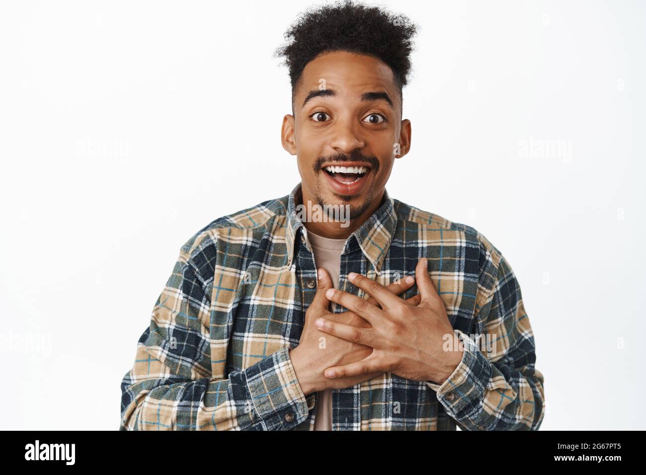 Ému et touché afro-américain mec être reconnaissant, souriant étonné et ...