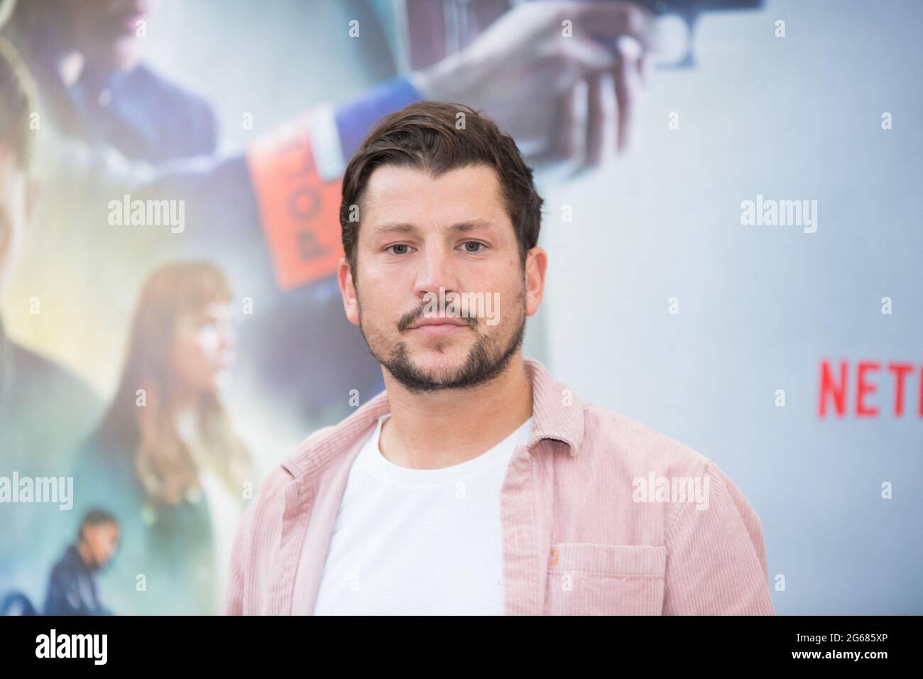 Un client assiste à la première du film 'Comment Je suis Devenu Super-Heros' Netflix Paris au ...