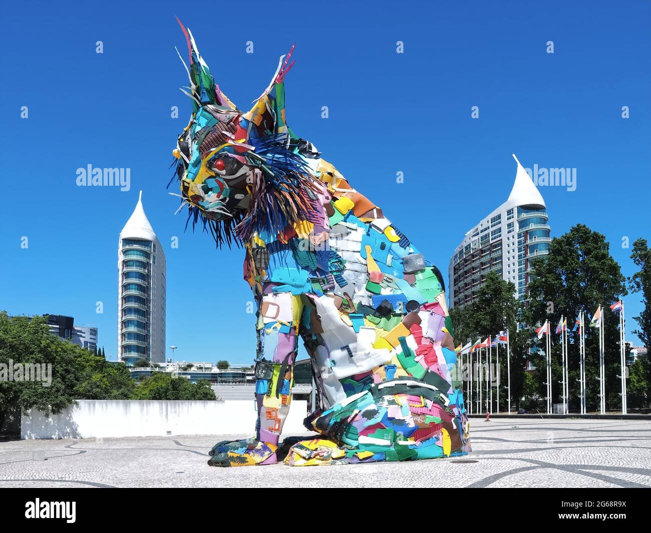 Une sculpture de gros chats appelée le Lynx ibérique au Parc das Nacoes ...