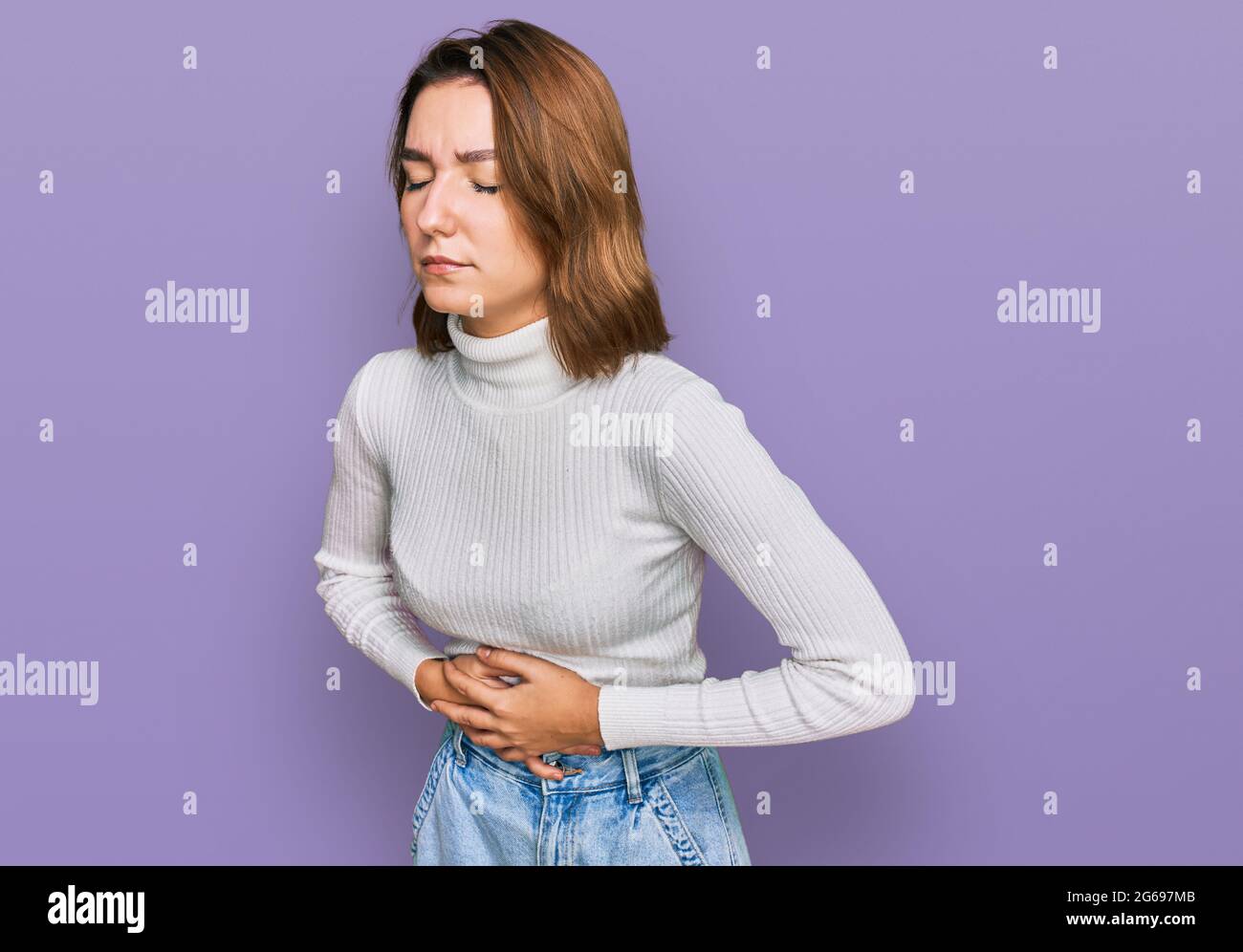 Jeune fille caucasienne portant des vêtements décontractés avec la main ...