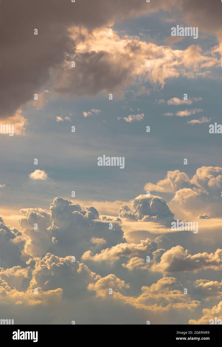 Le soleil brille à travers les nuages dans le ciel. La forme des nuages ...