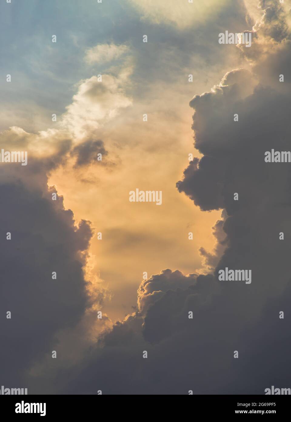 Le soleil brille à travers les nuages dans le ciel. La forme des nuages ...