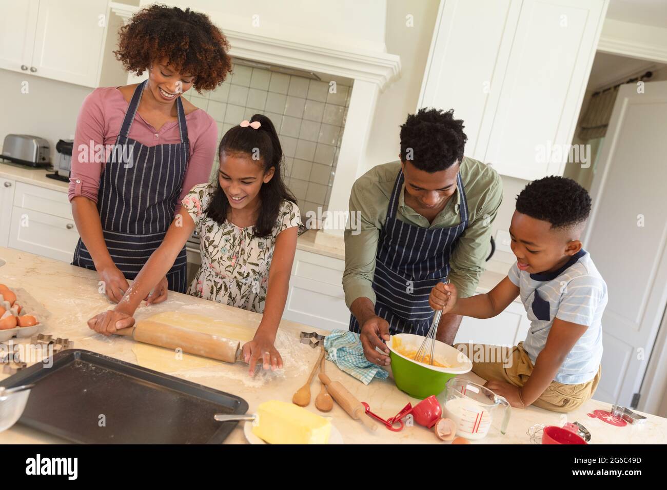 Un Heureux Couple Afro Américain Cuisant Avec Son Fils Et Sa Fille Dans