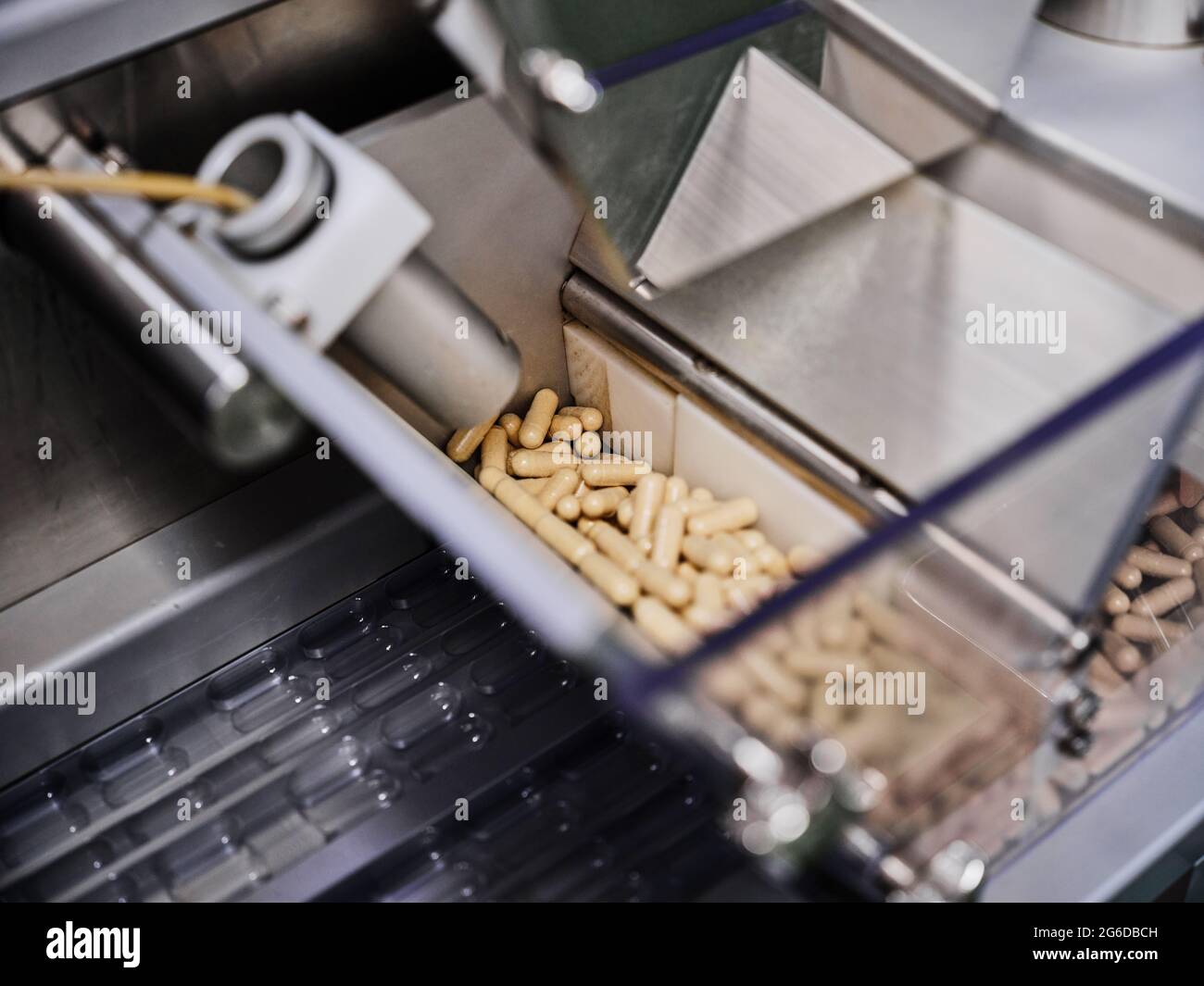 Machine pharmaceutique contemporaine avec des piles de pilules sur le ...