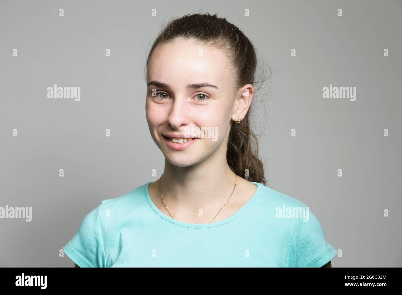 Portrait en studio de jeune femme Banque de photographies et d’images à ...