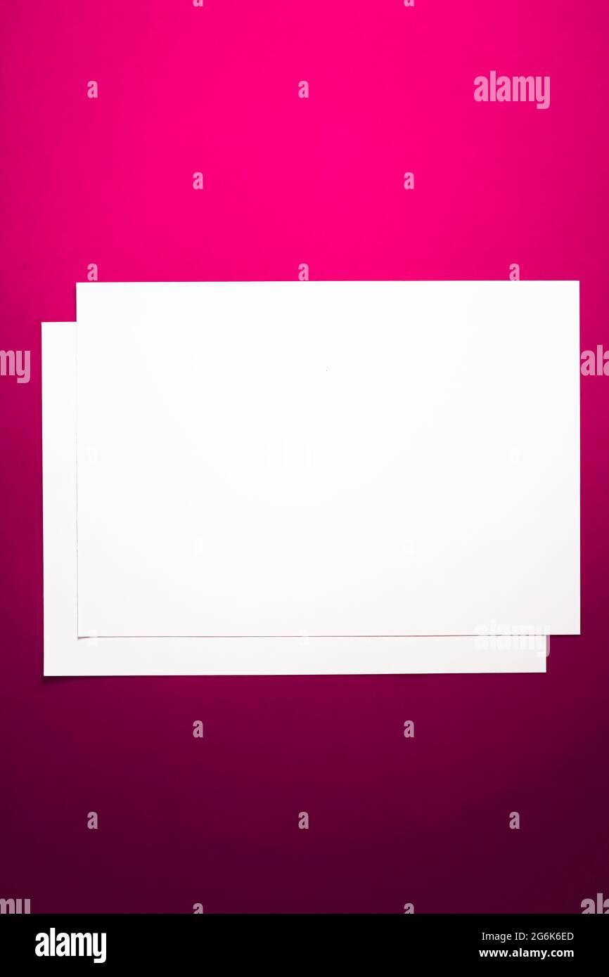 Papier A4 vierge, blanc sur fond rose comme plat de papeterie de bureau ...