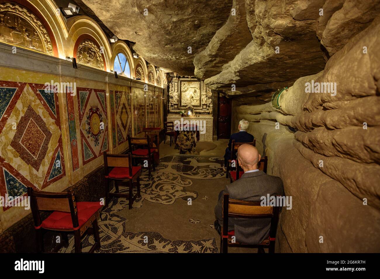 Grotte de Saint Ignace à Manresa. Intérieur de la grotte (la Coveta) où ...
