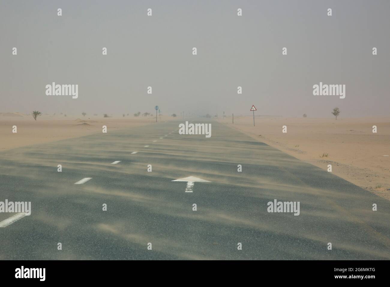 Conduite dans une tempête de sable à Dubaï, Émirats arabes Unis Photo ...
