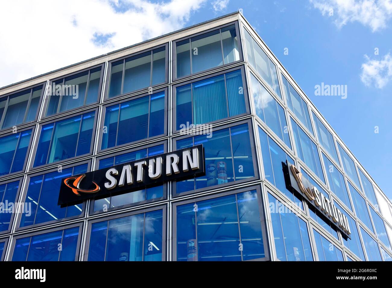 Saturn electronics retailer Banque de photographies et d’images à haute ...