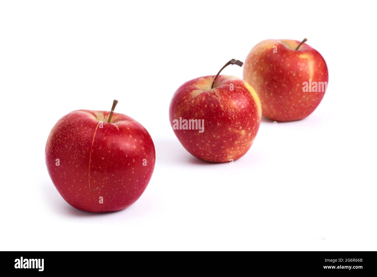 Trois pommes rouges sur fond blanc. Pommes juteuses de couleur rouge ...