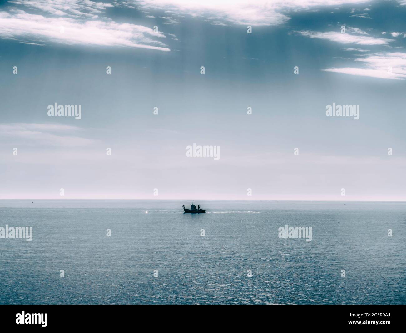Bateau sur une mer calme Banque de photographies et d’images à haute ...