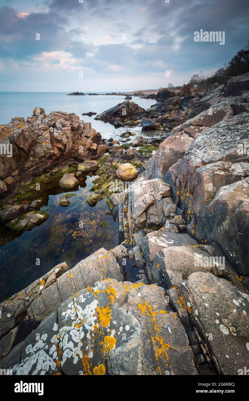 Paysage de bord de mer rocheux Banque de photographies et d’images à ...