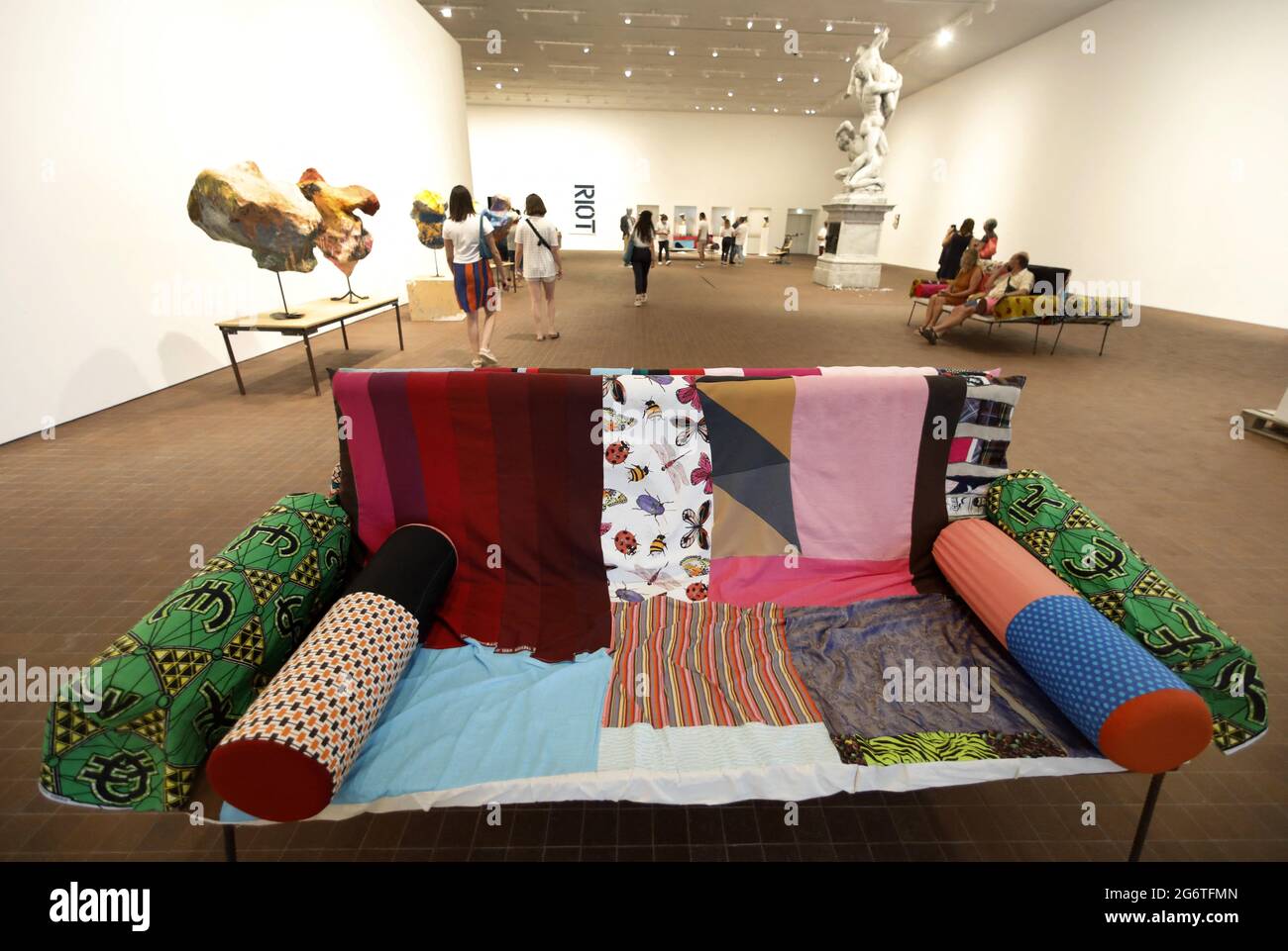 La tour de Luma tordant revêtue de carreaux d'aluminium réfléchissants ...